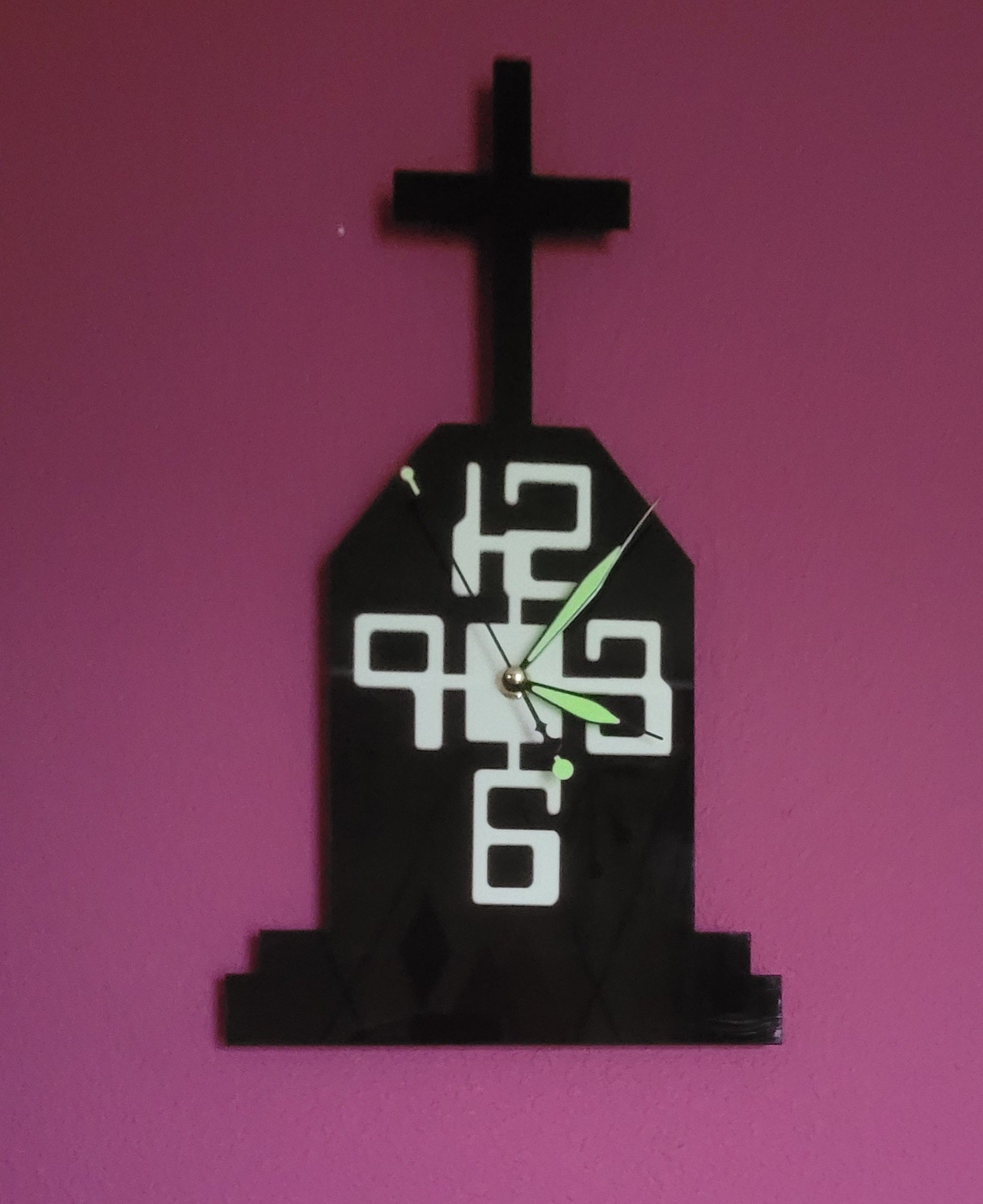 Large Headstone Wall Clock in Black and White Acrylic – Goodnitedoll